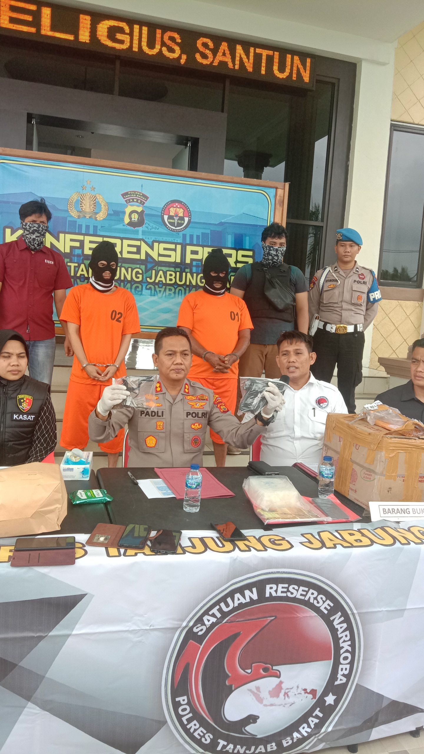 Penangkapan 1 Kg Sabu Serta Alat Bukti Yang Di Rilies Polrea ...